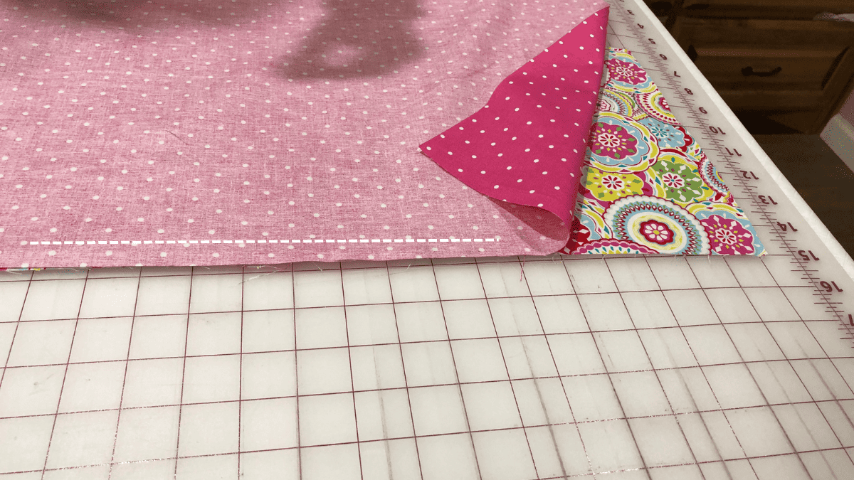 Easy 10 Minute Table Runner For Beginners - Nana Sews